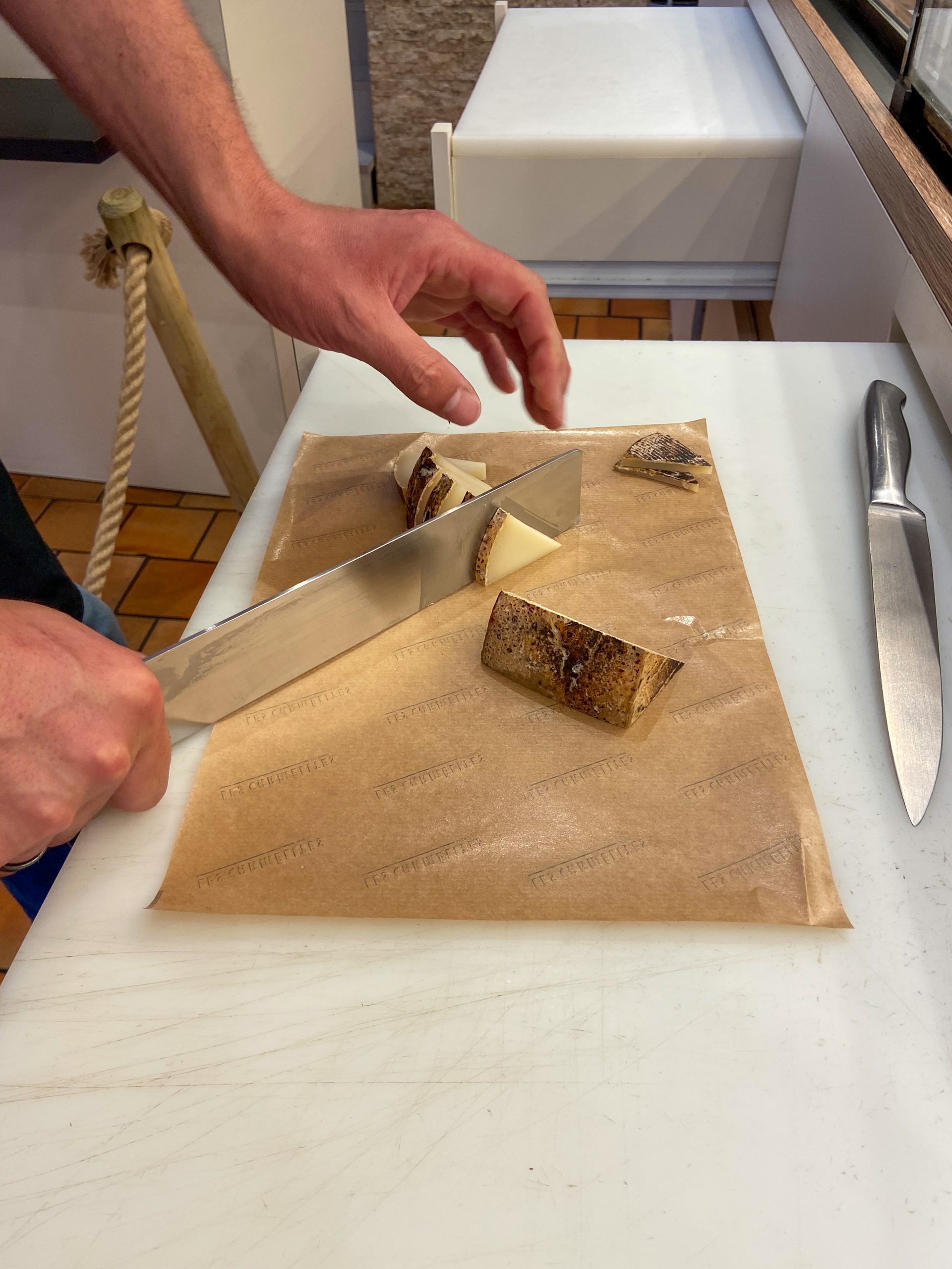 Le métier de fromager vu par Stéphane, les Carmélites - La Crèmerie à ...