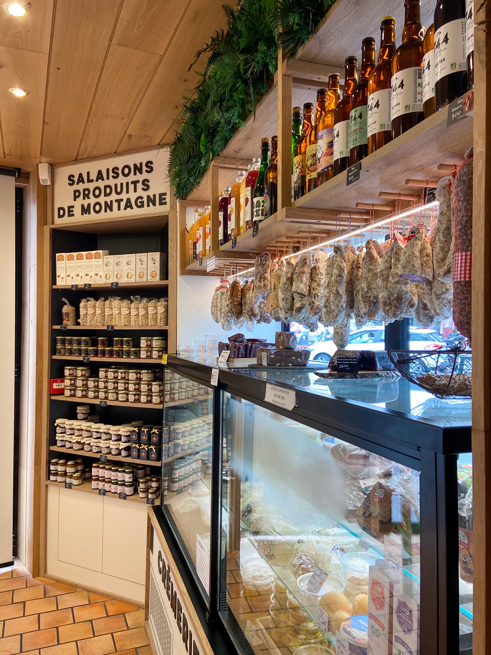 Le métier de fromager vu par Stéphane, les Carmélites - La Crèmerie à ...