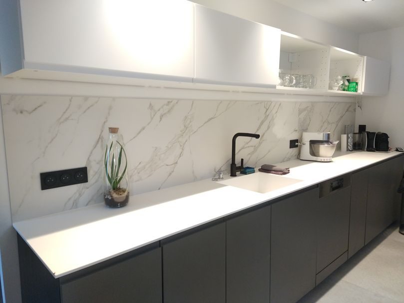 Création d'un plan de travail en Solid Surface - Pose d'une crédence grand format | Artivisor